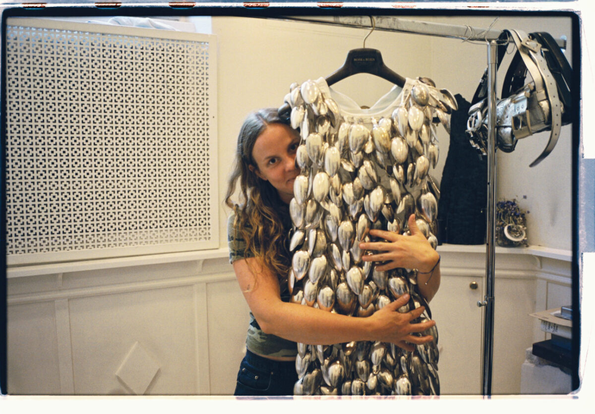 Biographie de l'artiste Ellen Hodakova | Le Bicolore